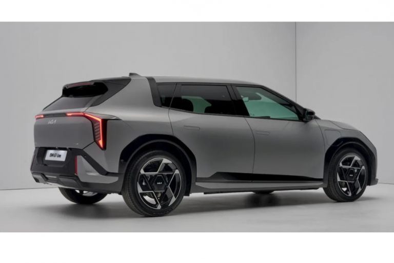 Kia EV4 debuts as electric hatchback with range